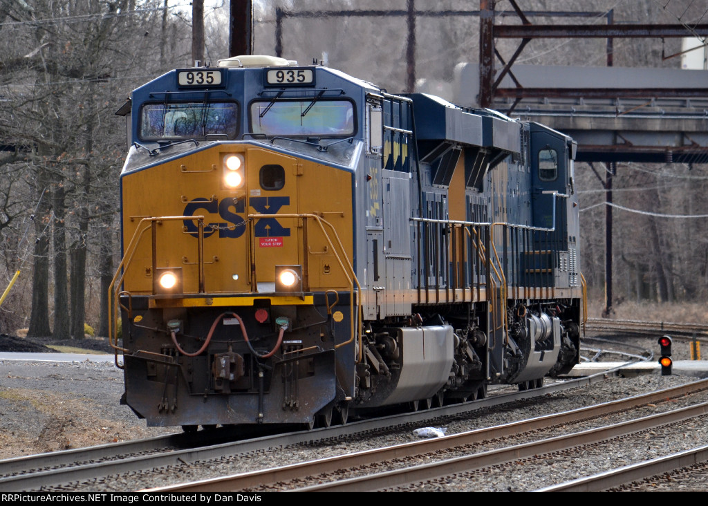 CSX ES44AH 935 leads Q418-14
